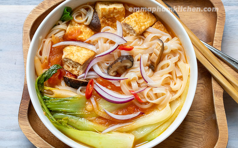 Canh chua bánh đa nấu kiểu Thái - Emma Phạm Kitchen